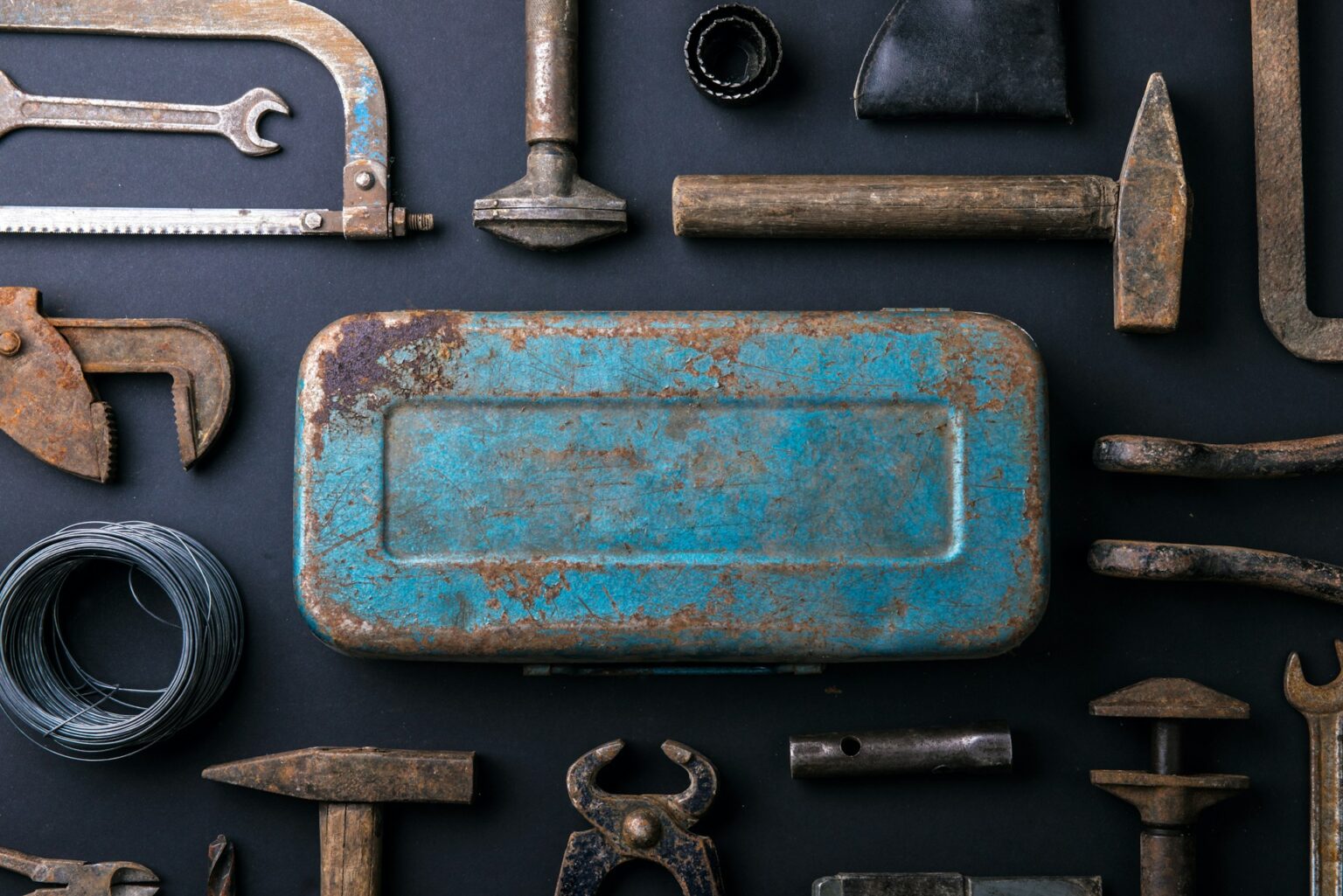 Revive Rusty Tools with This Simple DIY Electrolysis Hack - Grits and Gear
